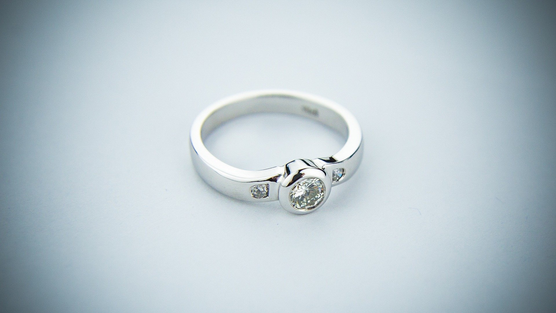 Bague or blanc : parfaite pour toutes les combinaisons